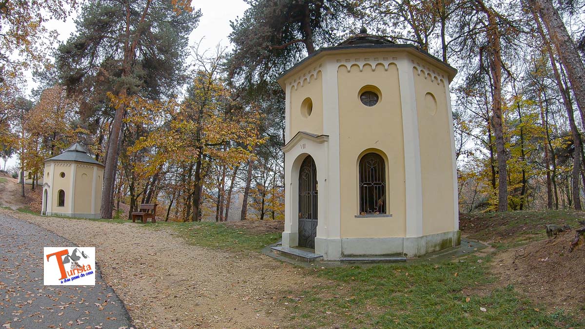 I Piloni di Montà, il più piccolo Santuario del Piemonte – Turista a ...